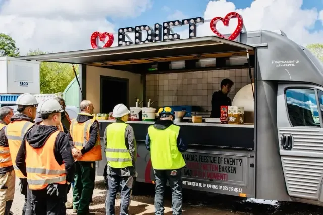 Huur een frietkraam voor op de bouw